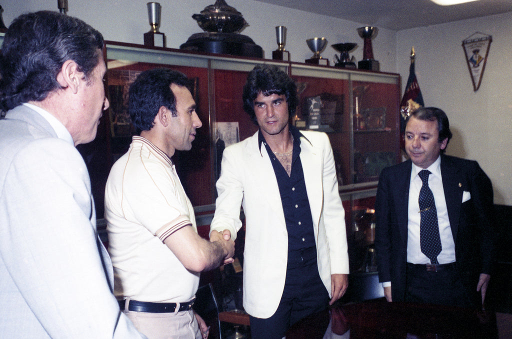 Canito, un perro lobo perico en can Barça – Líbero